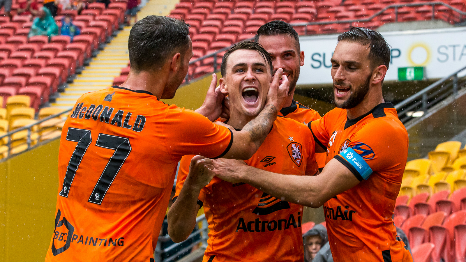 Roar fire past Phoenix - Brisbane Roar